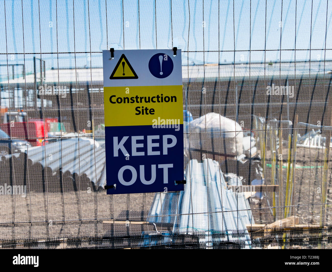 Warning sign: Construction site KEEP OUT Stock Photo - Alamy