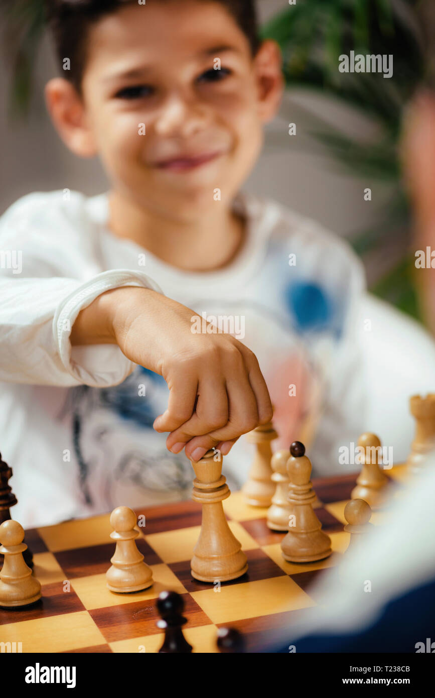 Kids chess competition hi-res stock photography and images - Alamy