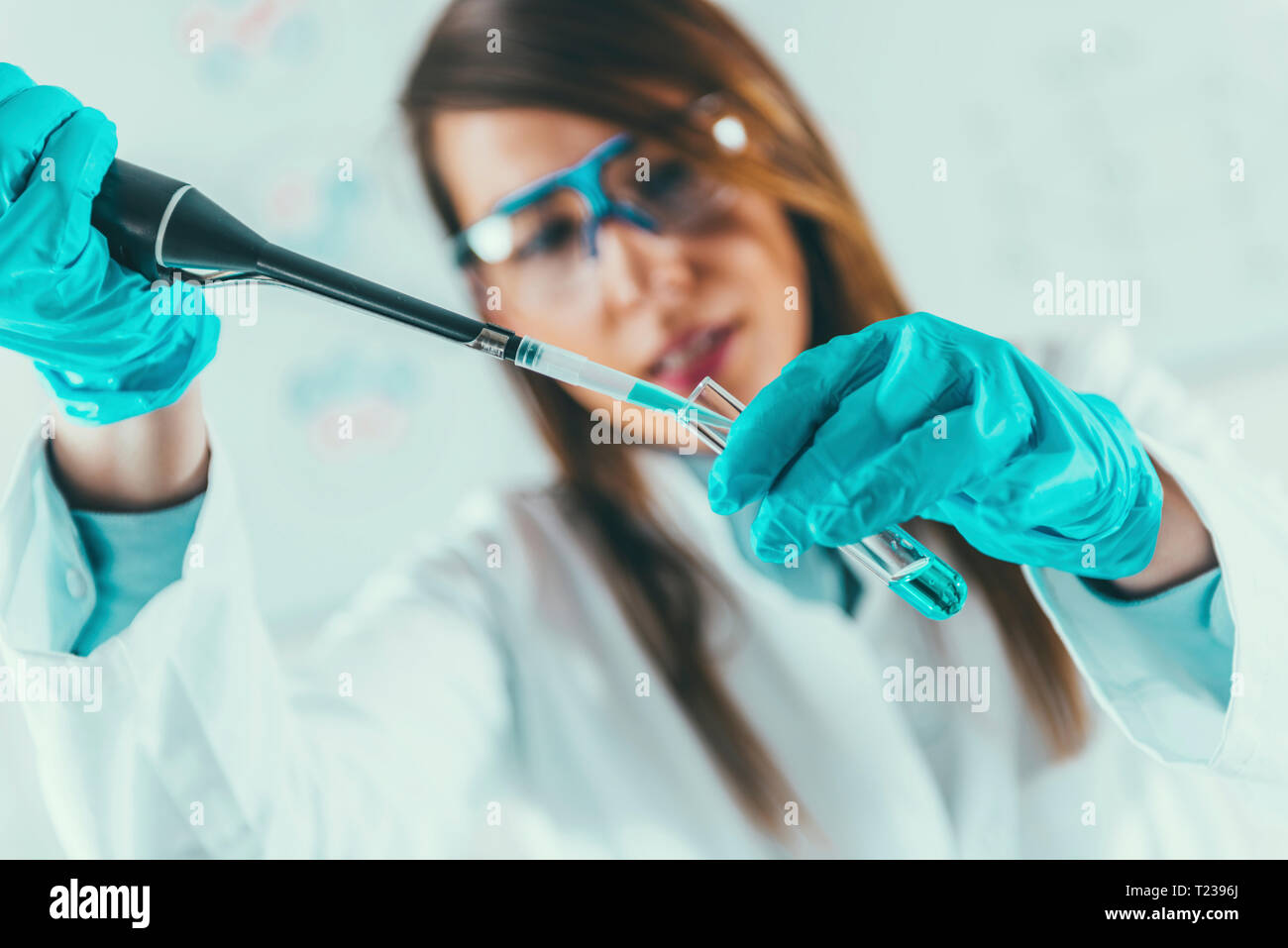 Chemistry technician hi-res stock photography and images - Alamy