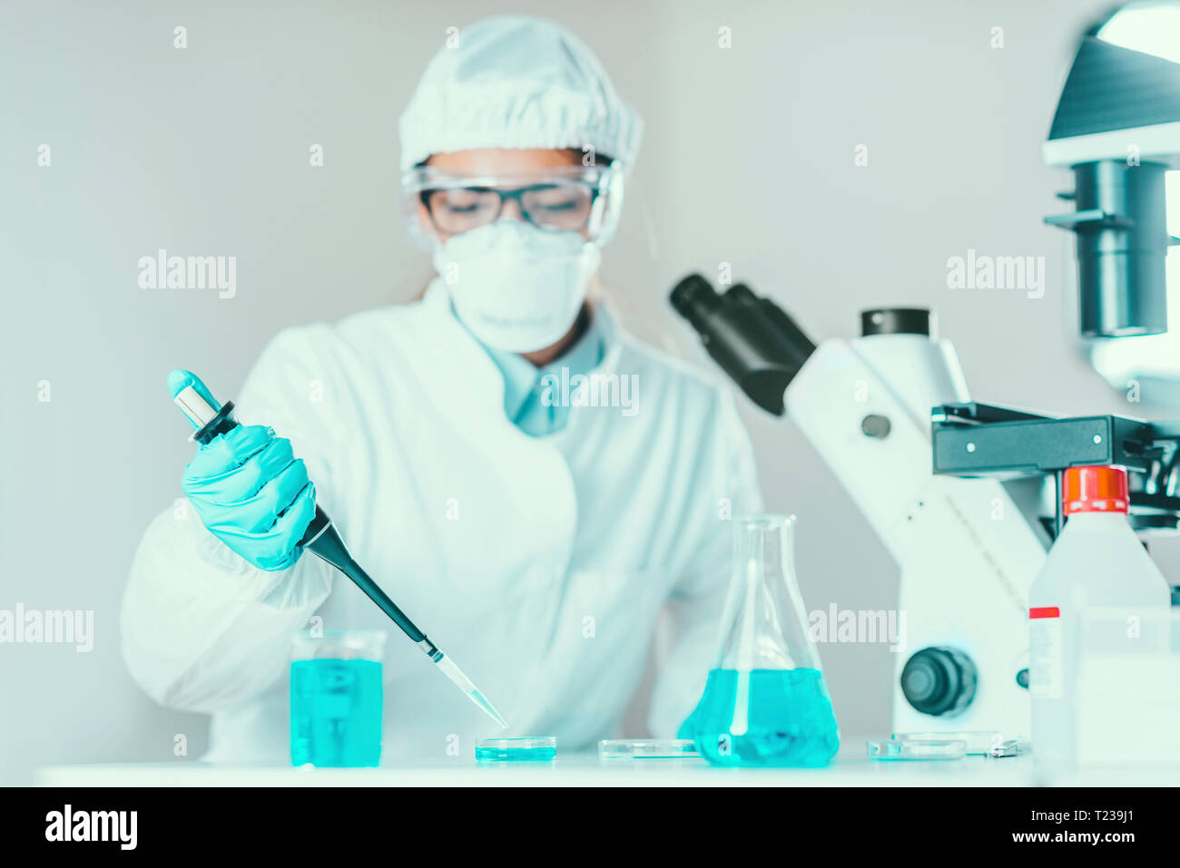 Scientific micropipette hi-res stock photography and images - Alamy
