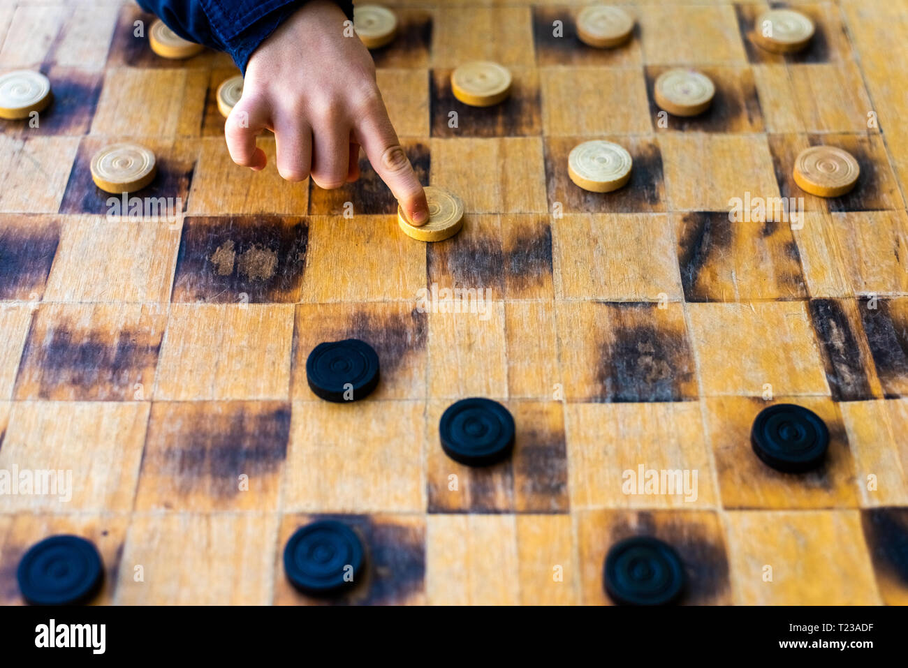 Hands playing checkers hi-res stock photography and images - Alamy