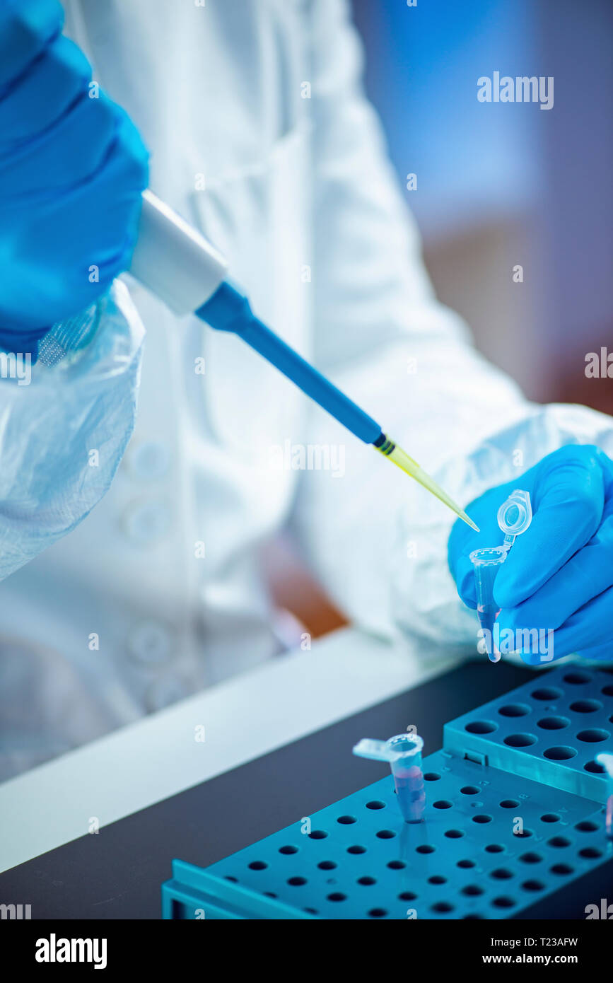 Lab micropipette biotechnology hi-res stock photography and images - Alamy