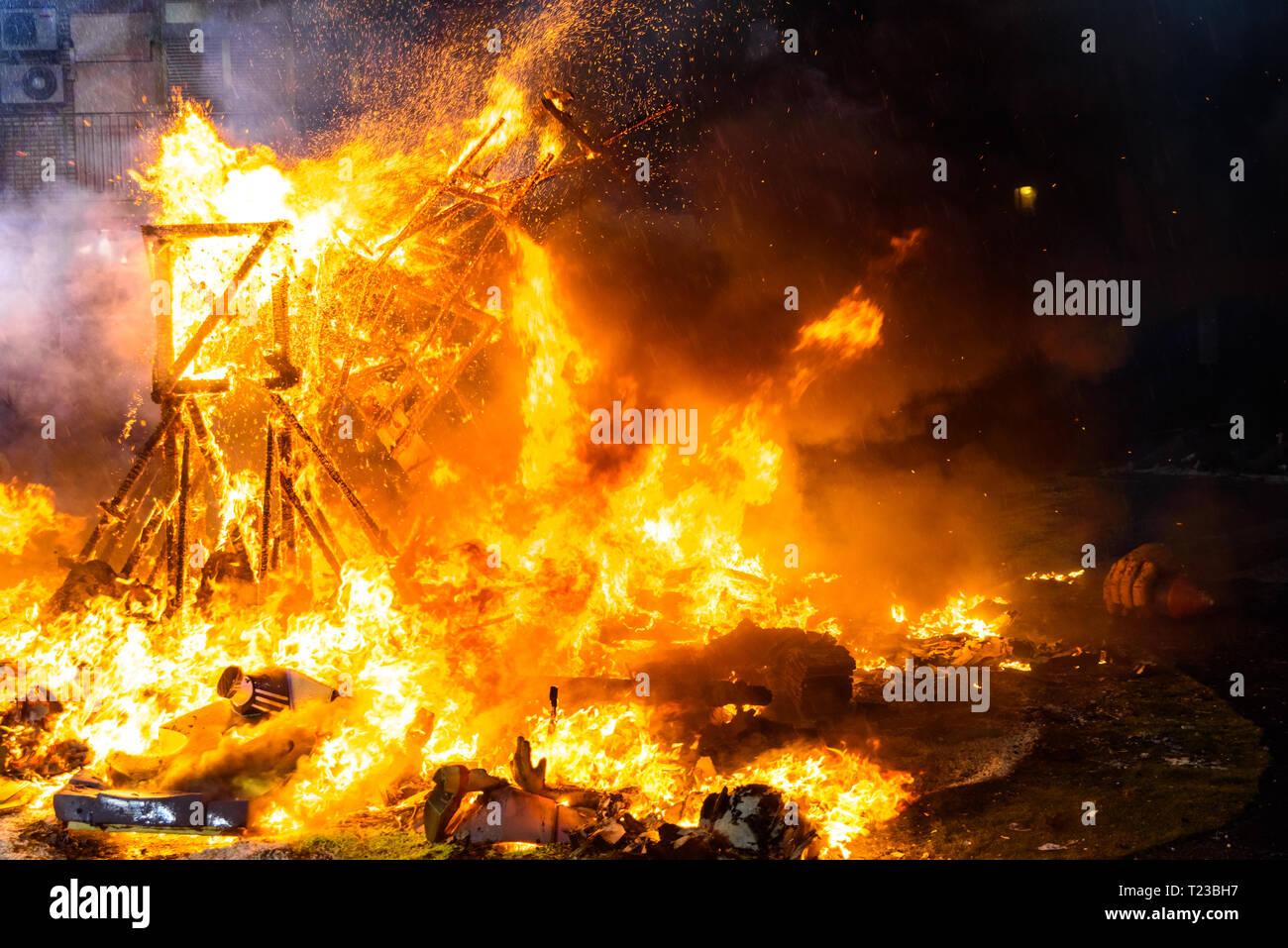 End of the Valencian festivities of Fallas, Monument faller consumed in ...