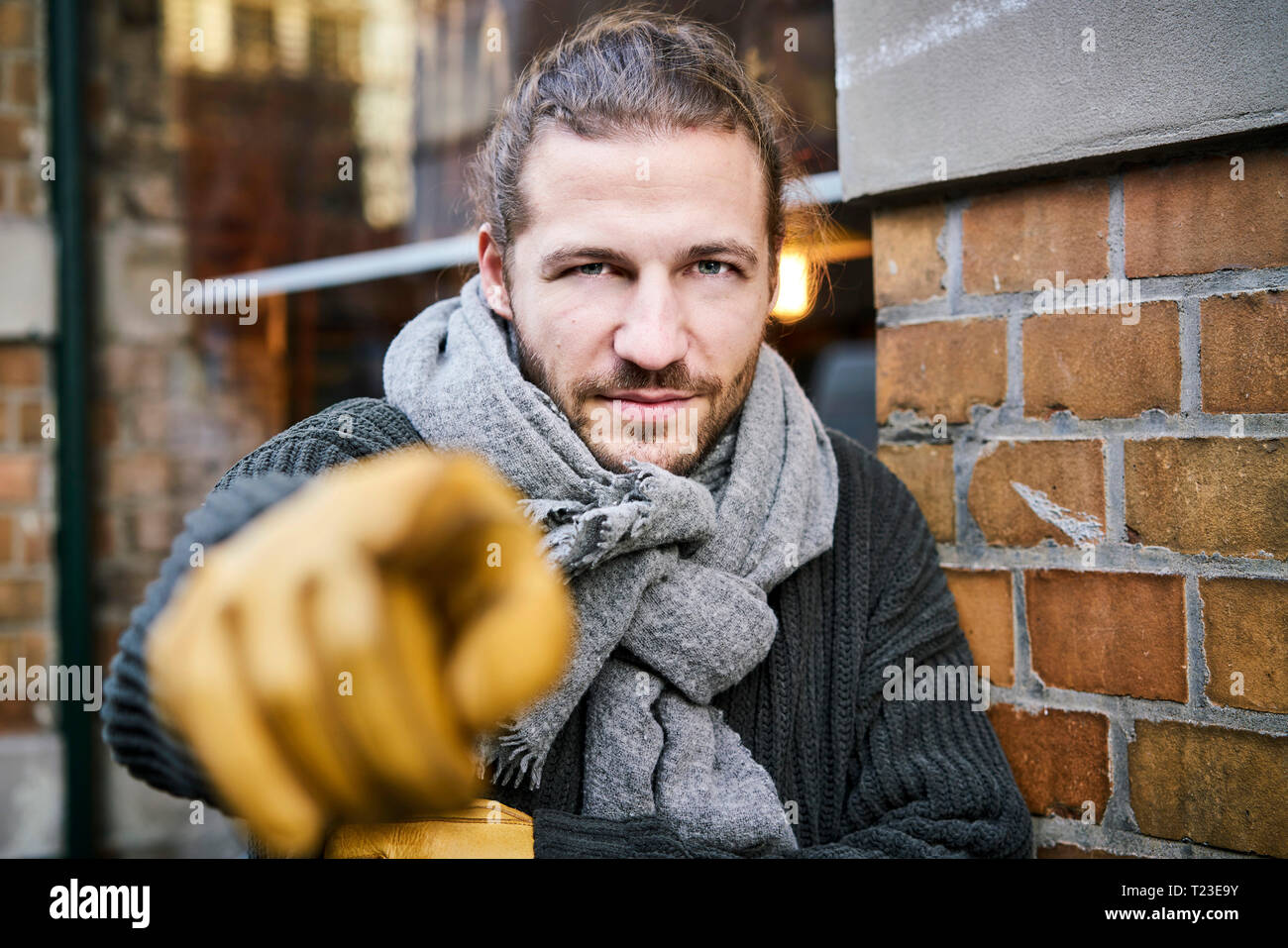 Young man pointing viewer hi-res stock photography and images - Alamy
