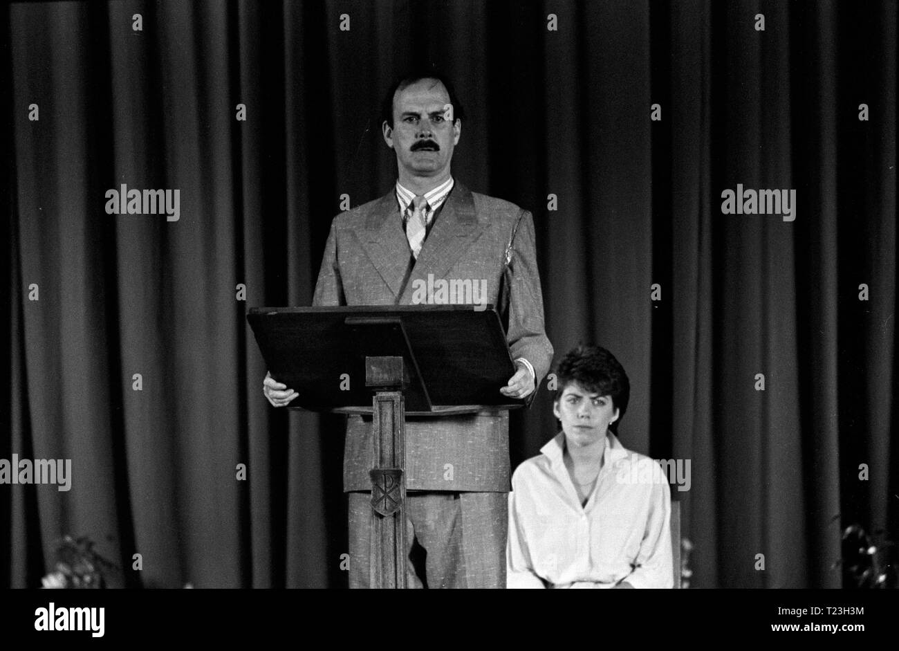 Clockwise (1986) John Cleese, Sharon Maiden, Date: 1986 Stock Photo - Alamy