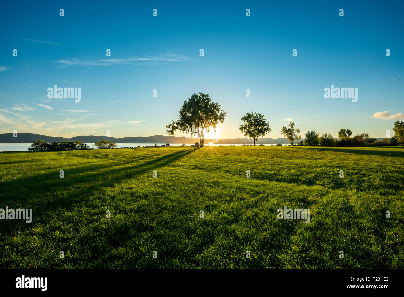 Sun dipping below the horizon hi-res stock photography and images - Alamy