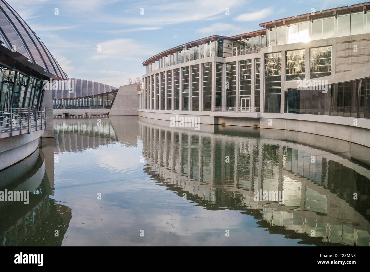 crystal bridges museum exterior Stock Photo - Alamy