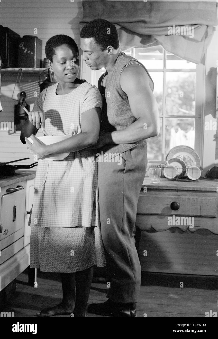 Cross Creek (1983) Alfre Woodard, Bo Rucker, Date: 1983 Stock Photo - Alamy