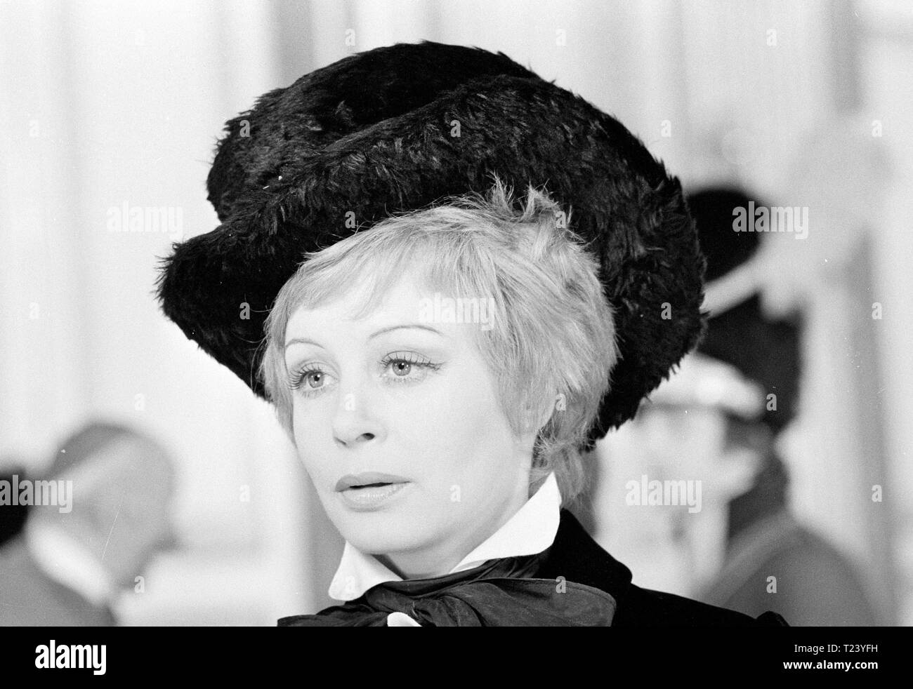 Caroline lamb, sarah miles hi-res stock photography and images - Alamy