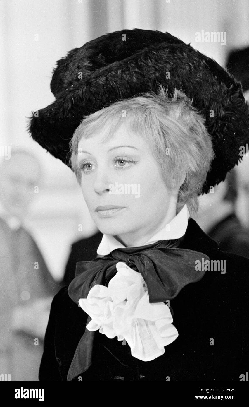 Caroline lamb, sarah miles hi-res stock photography and images - Alamy