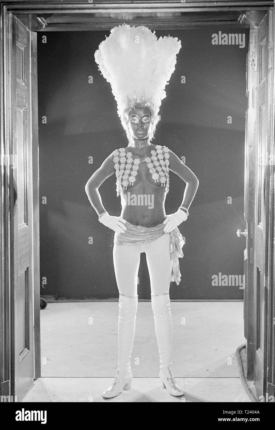 Lady Caroline Lamb (1972) Sarah Miles, Date: 1972 Stock Photo - Alamy