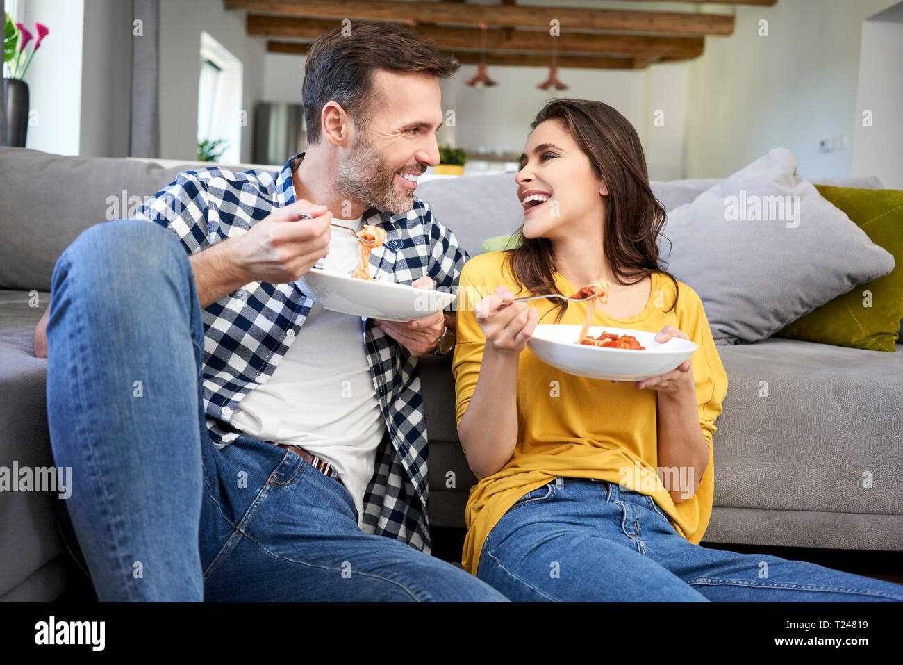 Couple eating spaghetti hi-res stock photography and images - Alamy