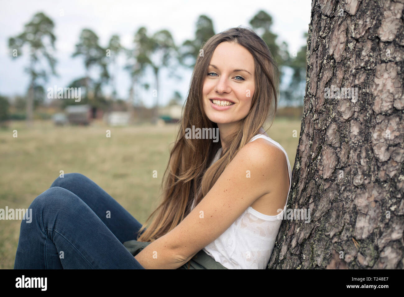 Leaning against tree hi-res stock photography and images - Alamy