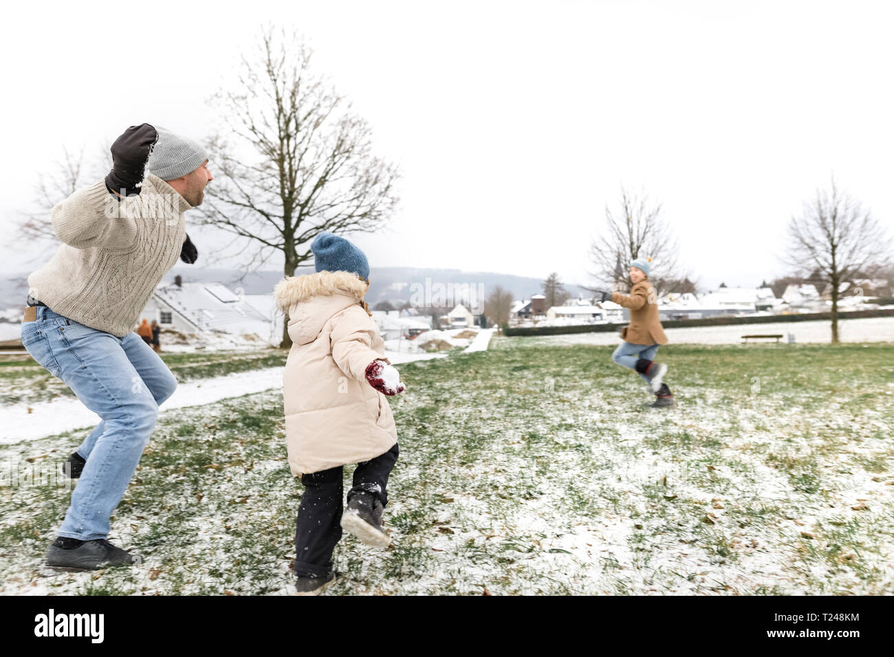 Snowball fight children hi-res stock photography and images - Alamy