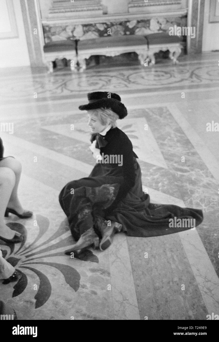 Lady Caroline Lamb (1972) Sarah Miles, Date: 1972 Stock Photo - Alamy