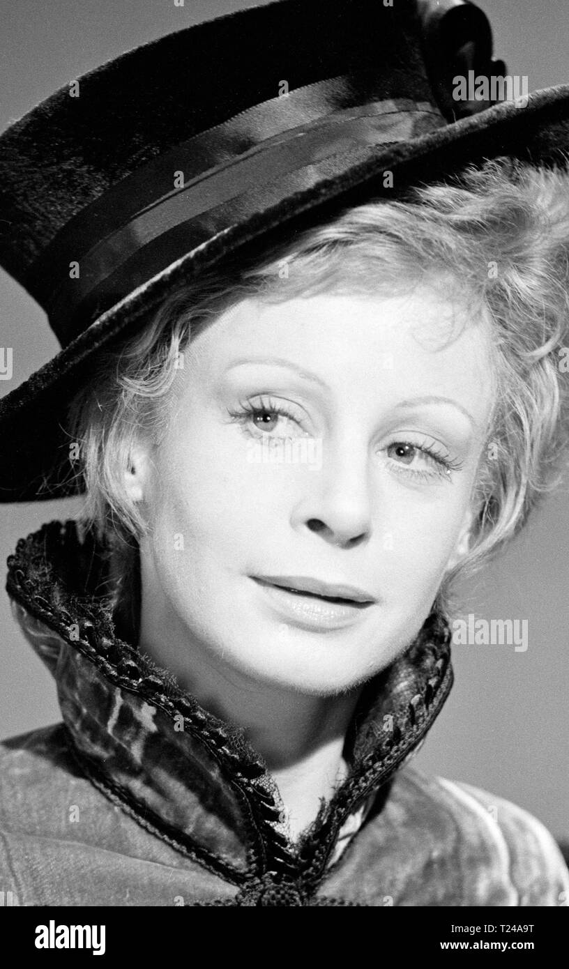 Caroline lamb, sarah miles hi-res stock photography and images - Alamy