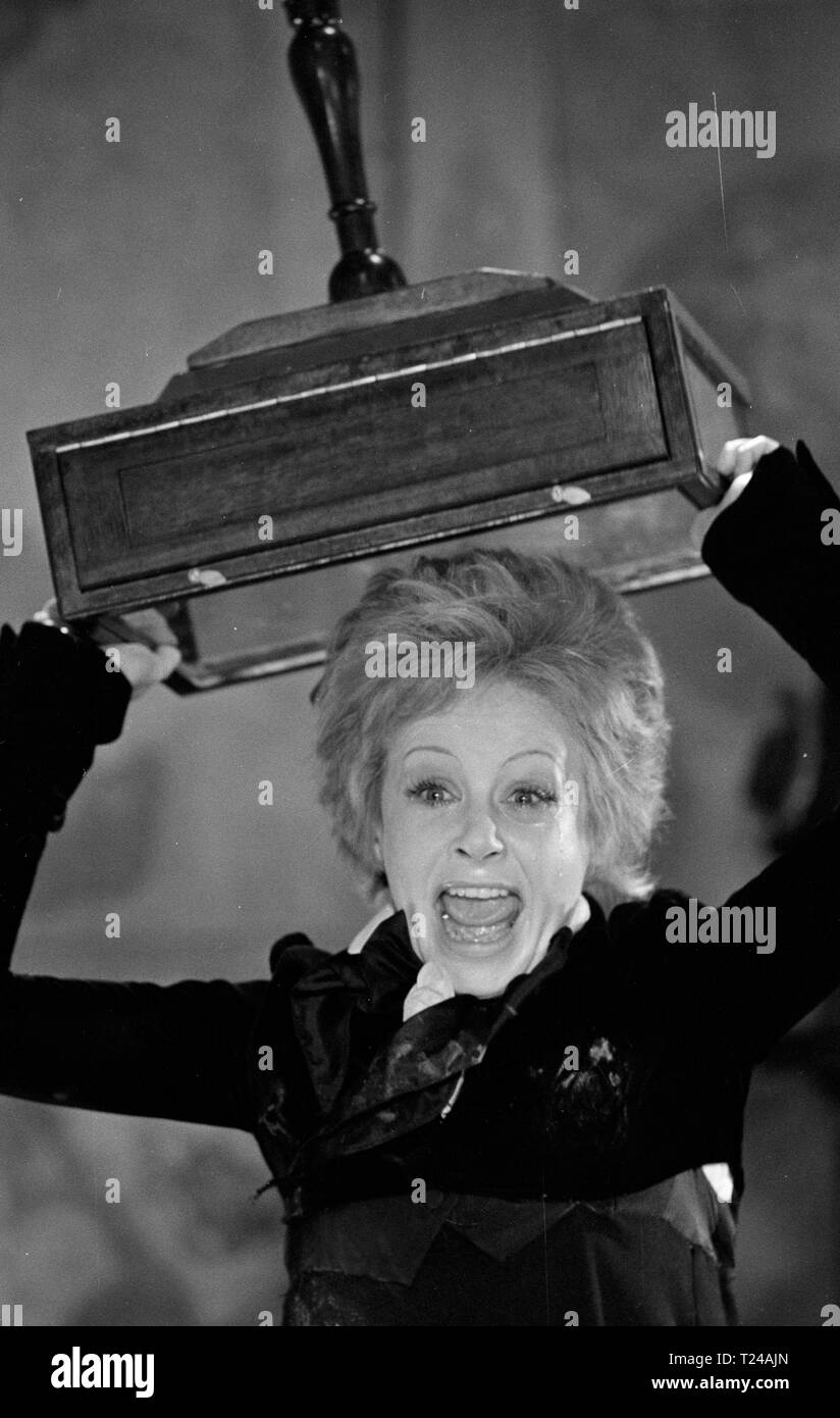 Caroline lamb, sarah miles hi-res stock photography and images - Alamy