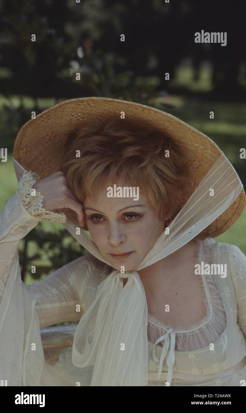 Lady Caroline Lamb (1972) Sarah Miles, Date: 1972 Stock Photo - Alamy