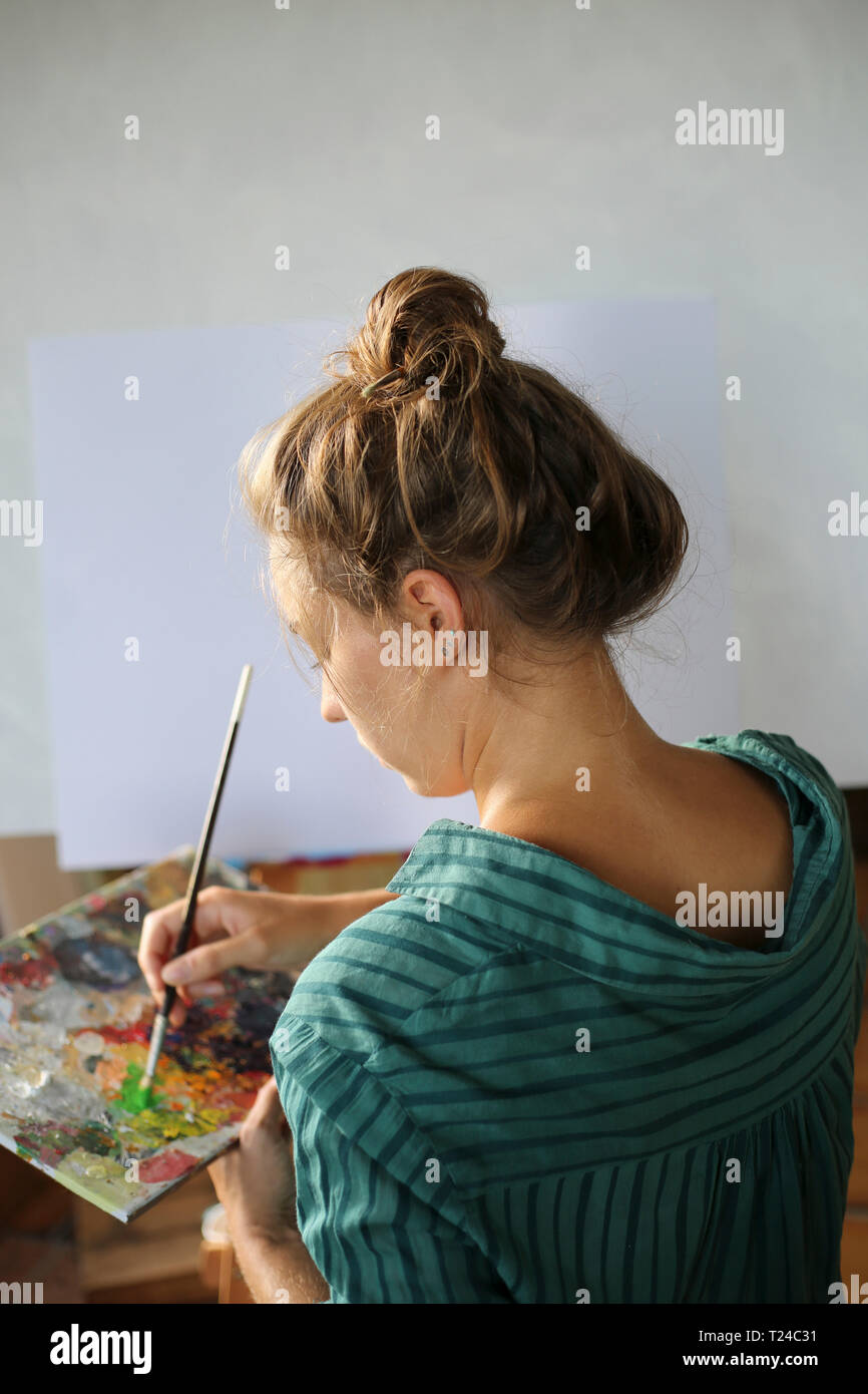 Palette woman hi-res stock photography and images - Alamy