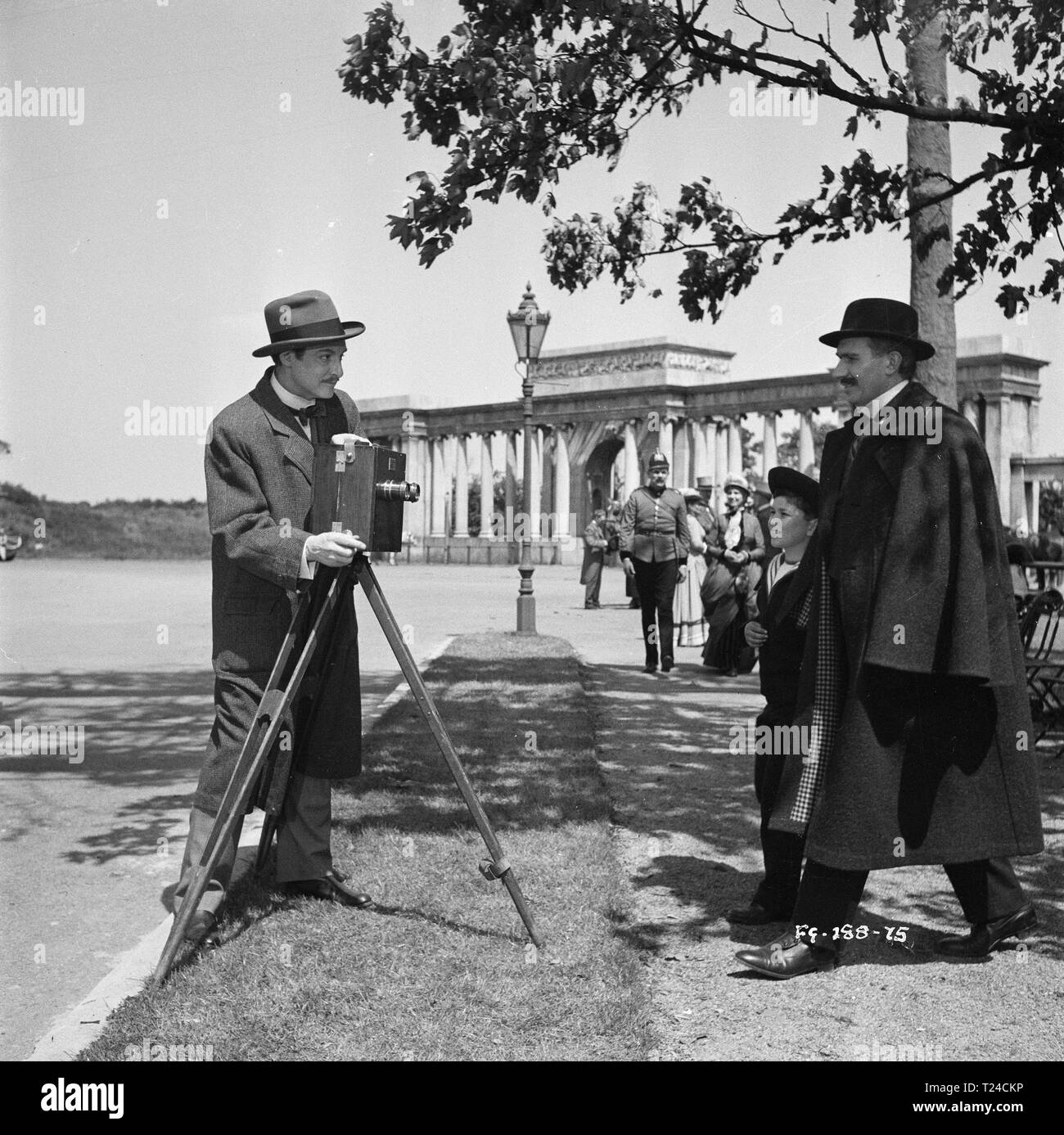 The Magic Box (1952) Robert Donat, Date: 1952 Stock Photo - Alamy