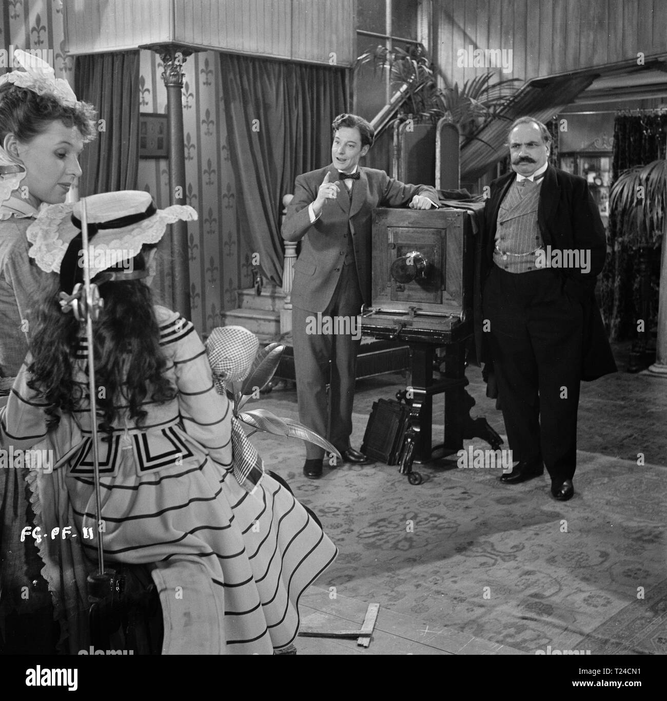 The Magic Box (1952) Robert Donat, Sheila Sim, Carol Wolveridge, Frederick Valk, Date: 1952 ...