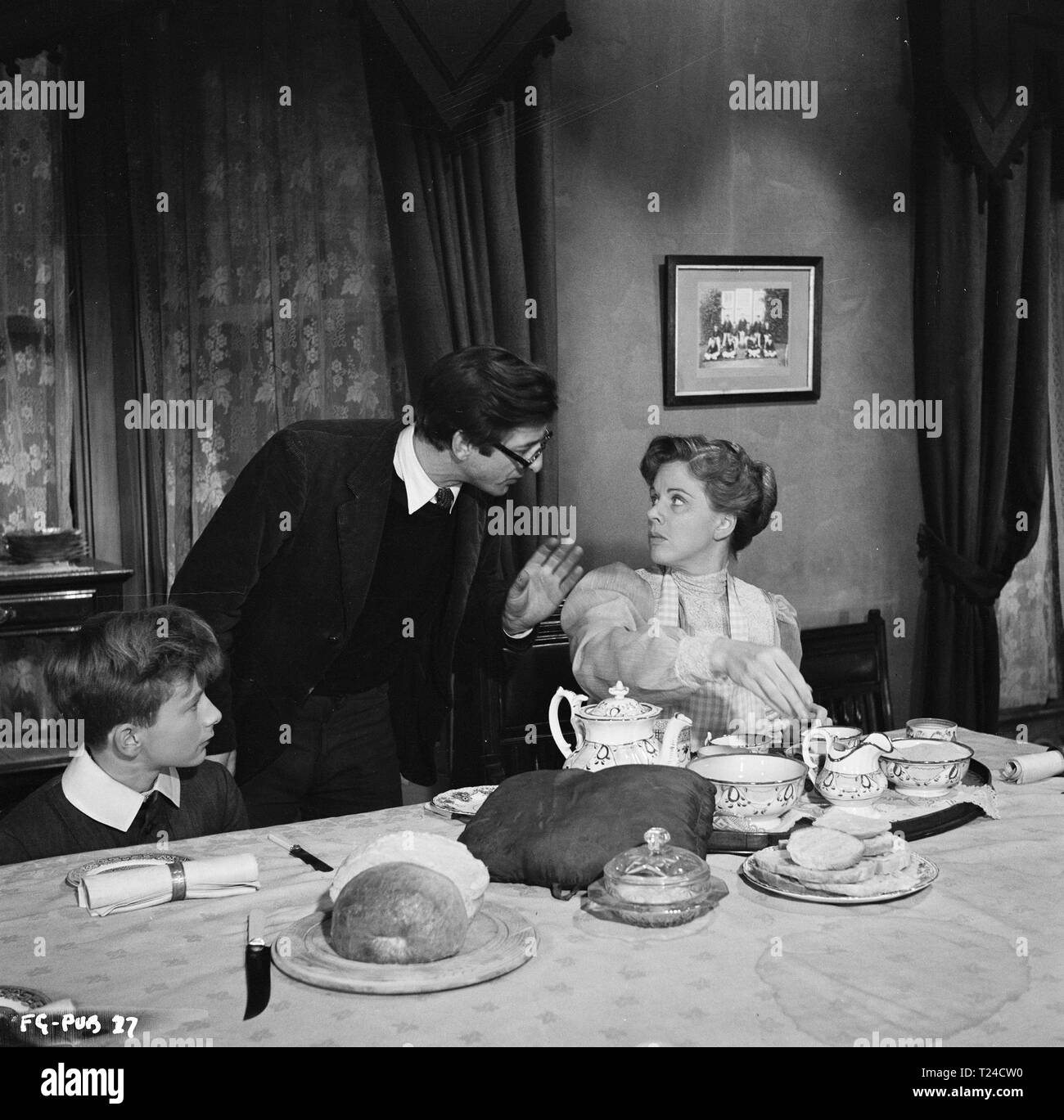 The Magic Box (1952) Film director John Boulting, Date: 1952 Stock Photo - Alamy