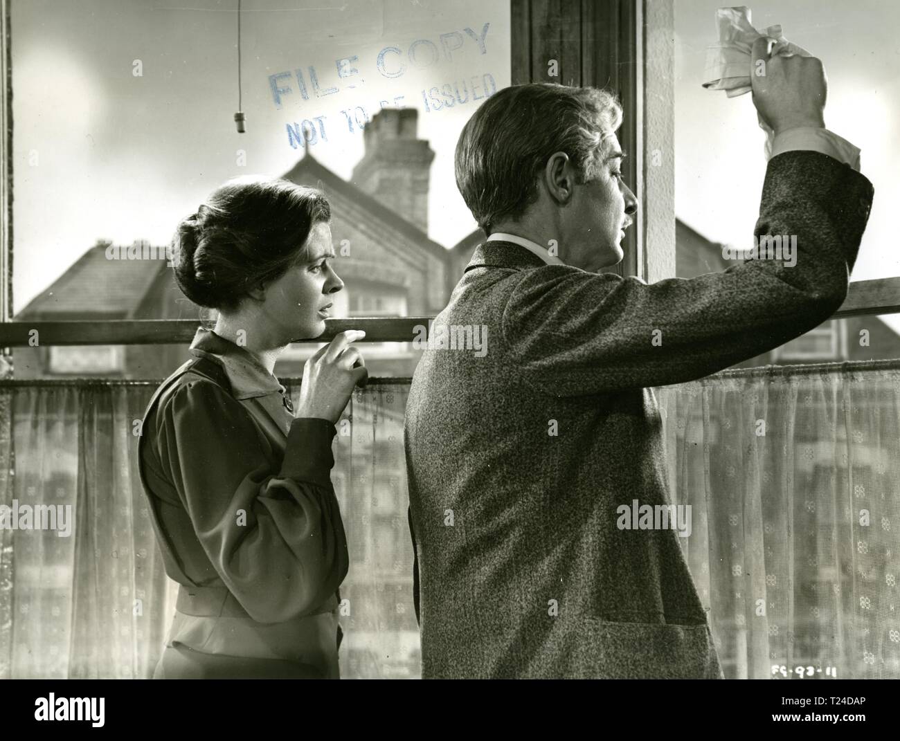 The Magic Box (1952) Margaret Johnston, Robert Donat, Date: 1952 Stock Photo - Alamy