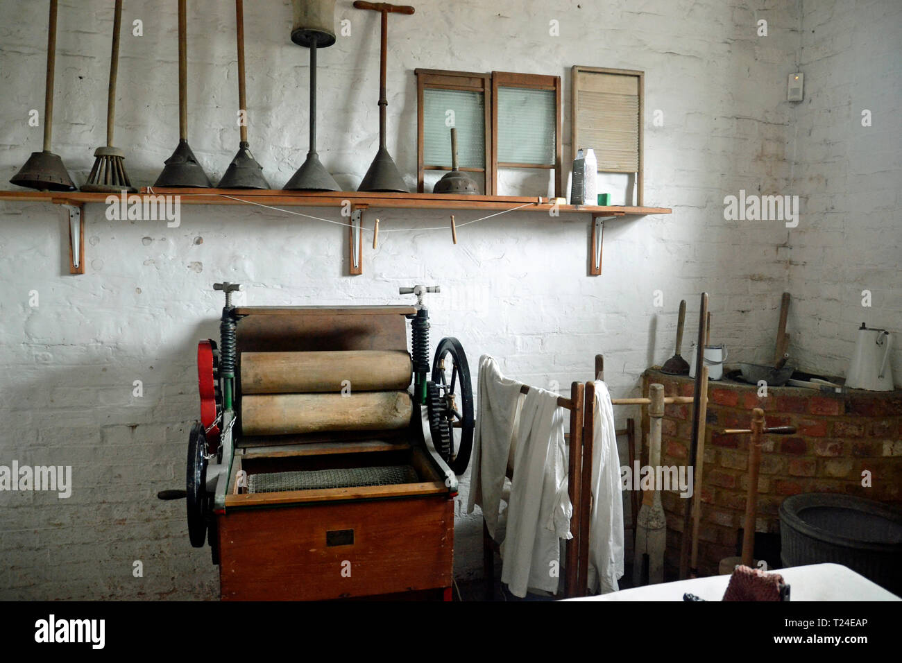 Victorian domestic servant hi-res stock photography and images - Alamy