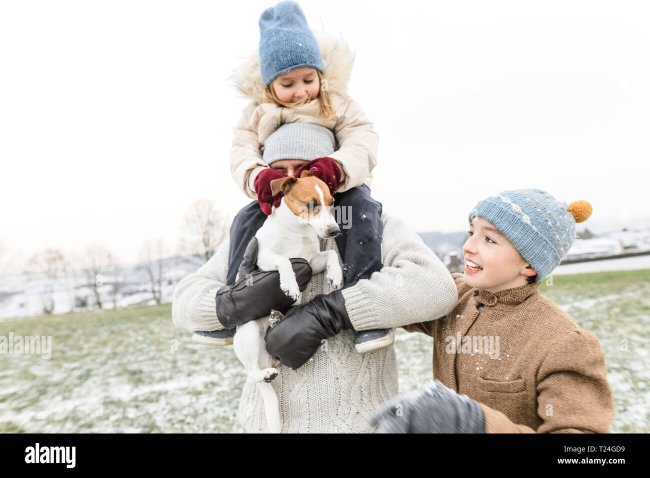 Children with dog hi-res stock photography and images - Alamy