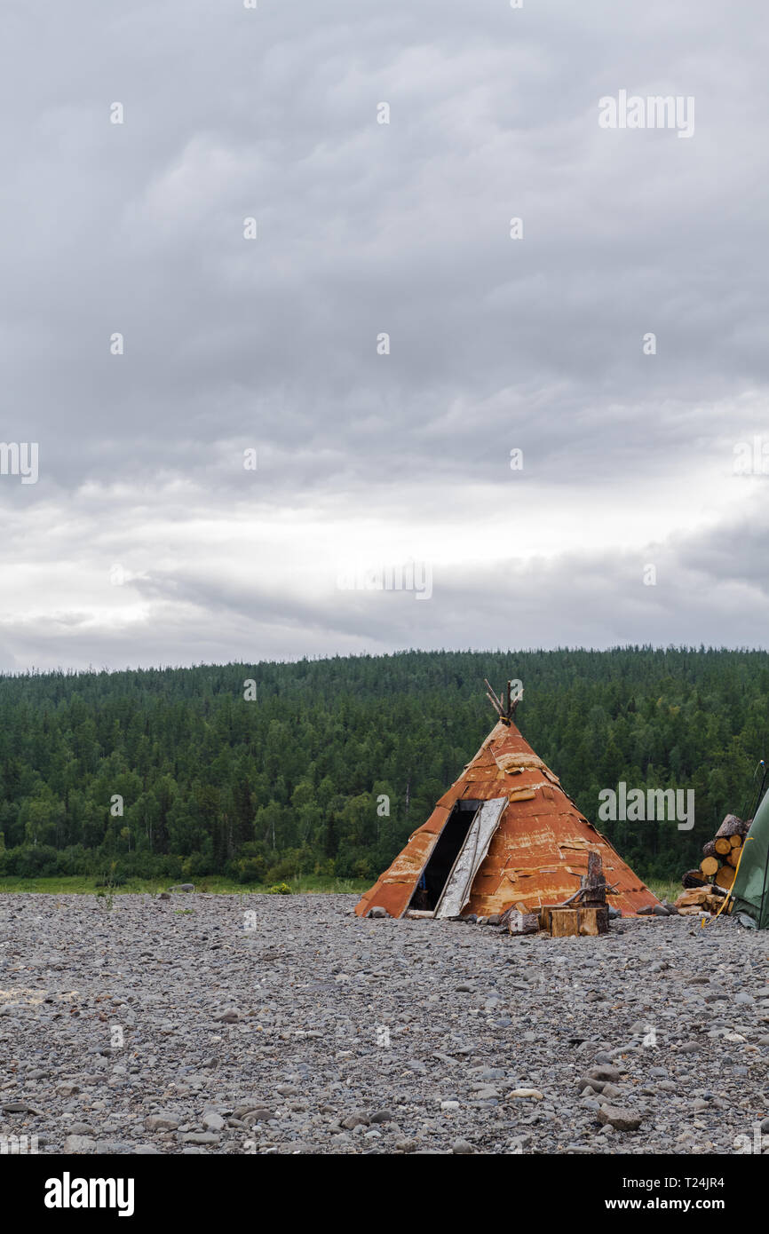 Birch bark wigwam hi-res stock photography and images - Alamy