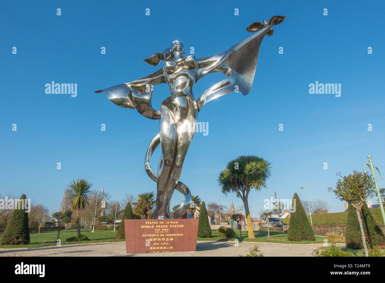 World peace statue hi-res stock photography and images - Alamy