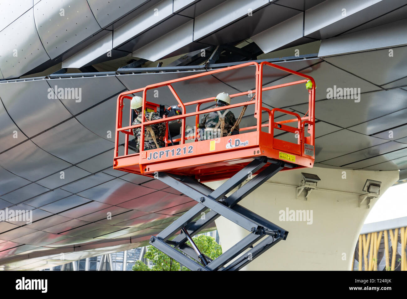 Chinese labor workforce in action hi-res stock photography and images ...