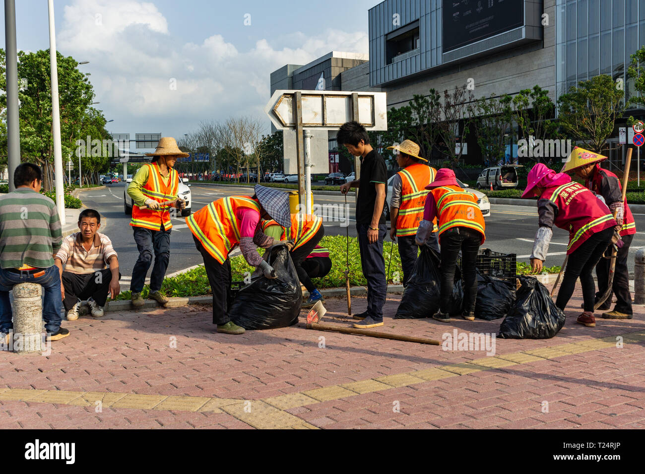Chinese labor workforce in action in China Stock Photo - Alamy