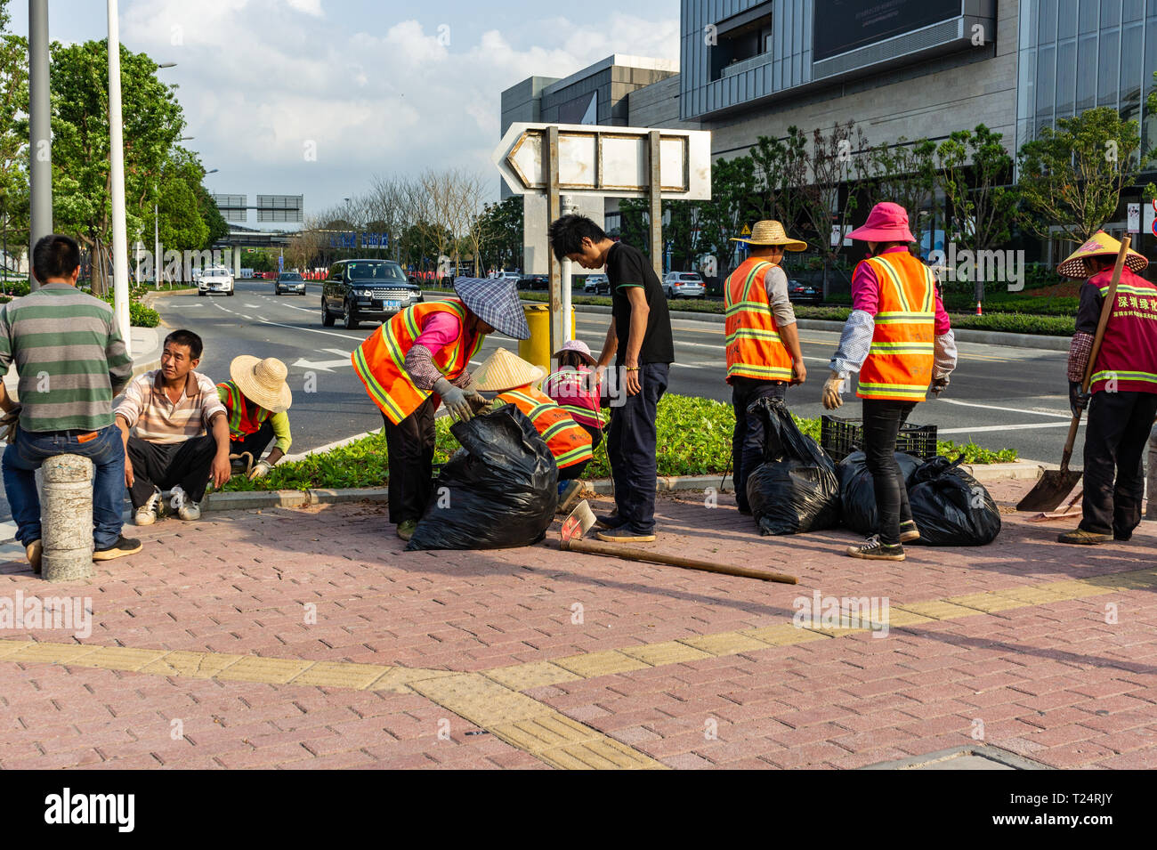 Chinese labor workforce in action in China Stock Photo - Alamy