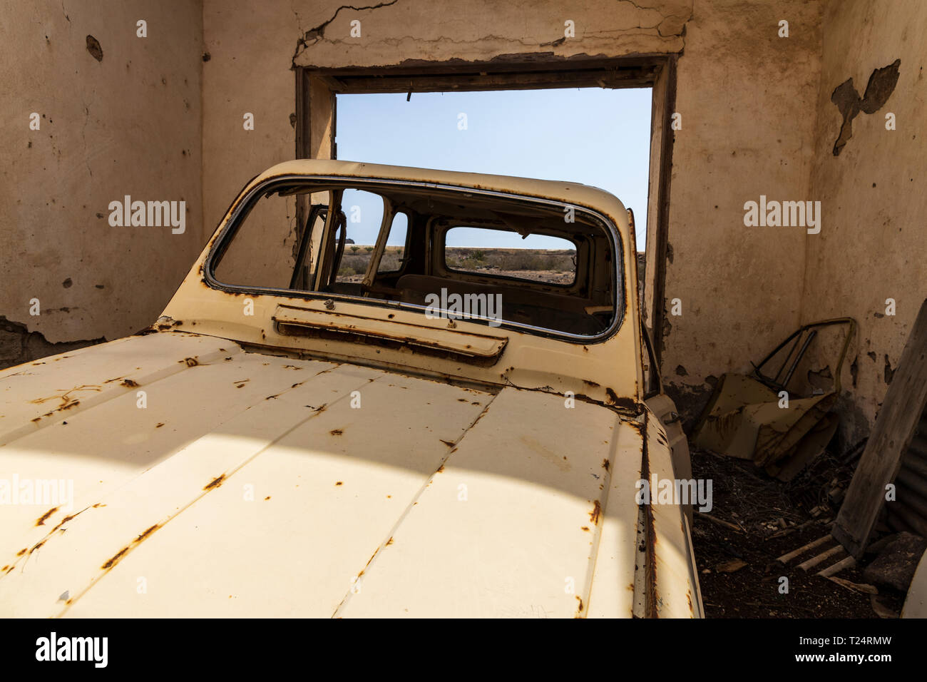 Abandoned wrecked cars hi-res stock photography and images - Alamy