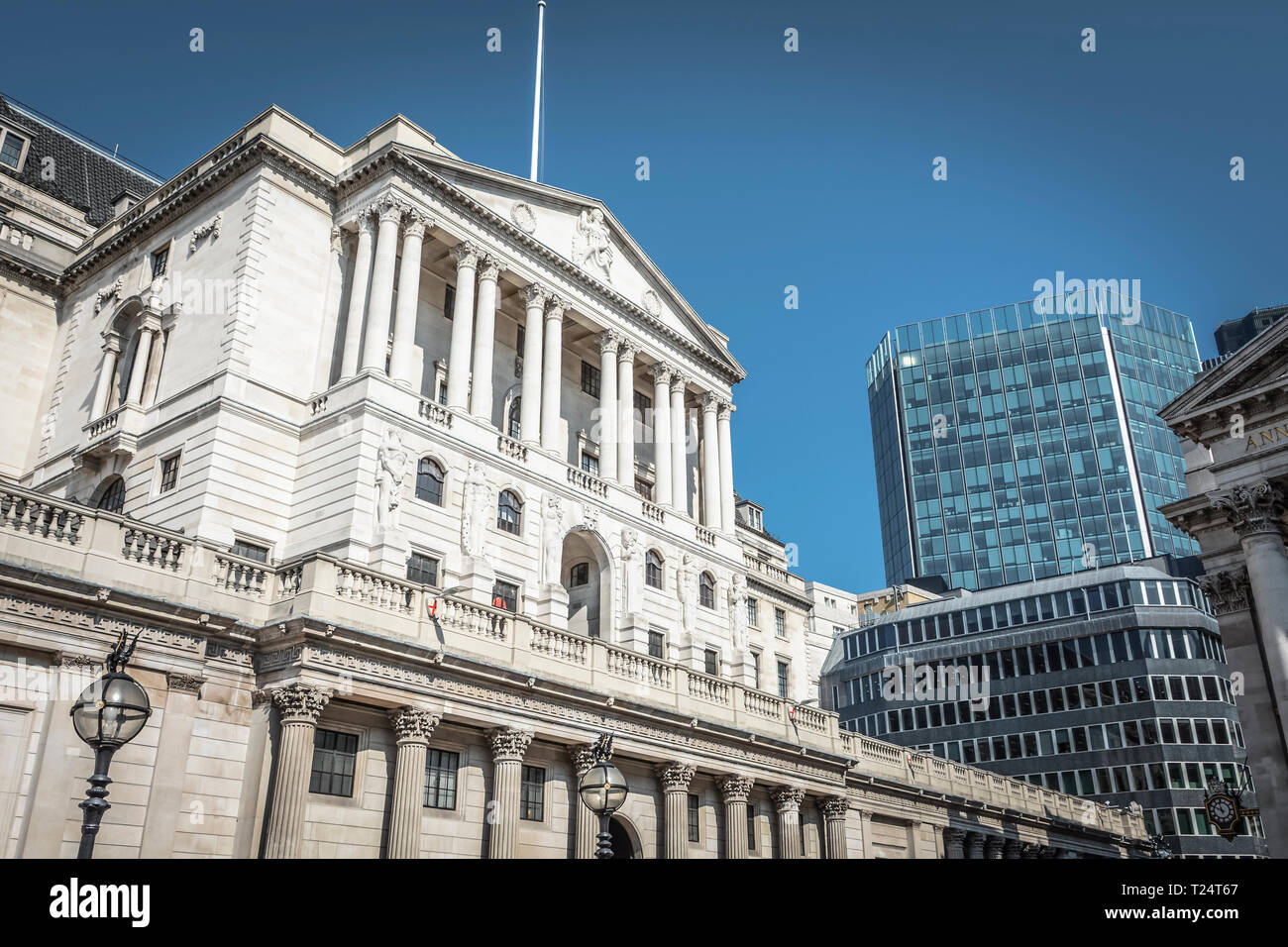 Exterior facade of the Bank of England, Threadneedle Street, London ...