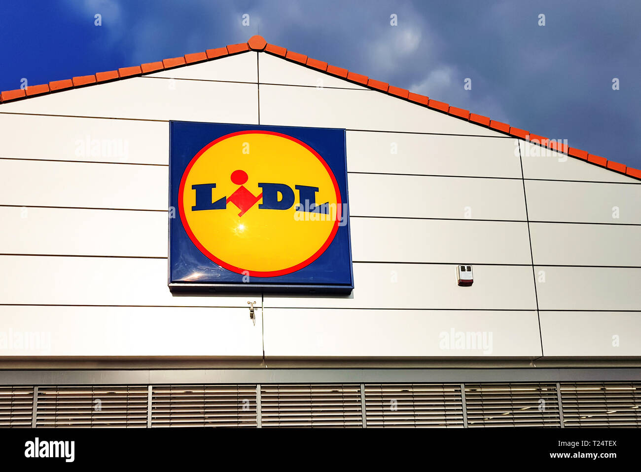 Lidl sign logo symbol hi-res stock photography and images - Alamy