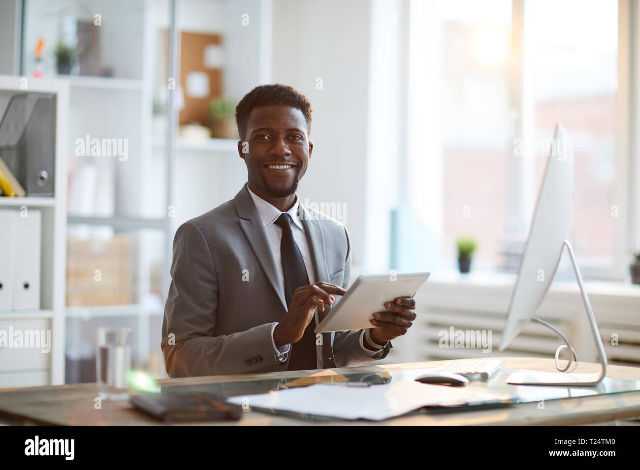 Industry analyst hi-res stock photography and images - Alamy