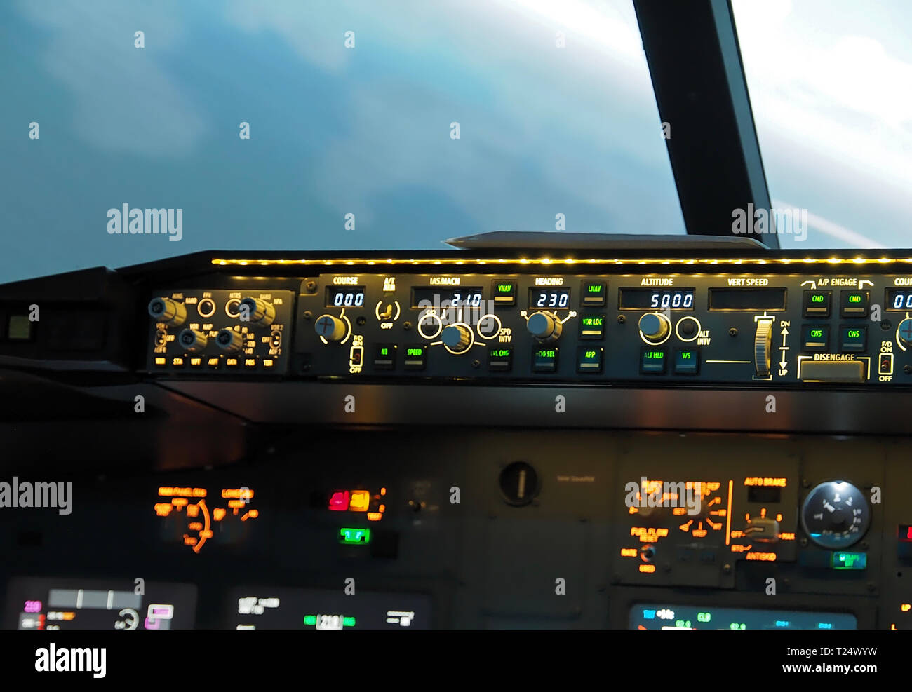 Boeing pilot simulator 737 hi-res stock photography and images - Alamy