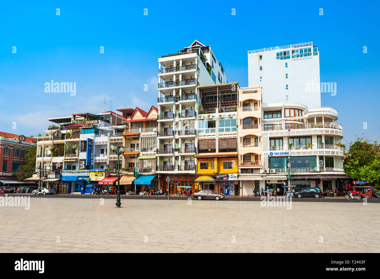 Cambodia phnom penh riverside park hi-res stock photography and images ...