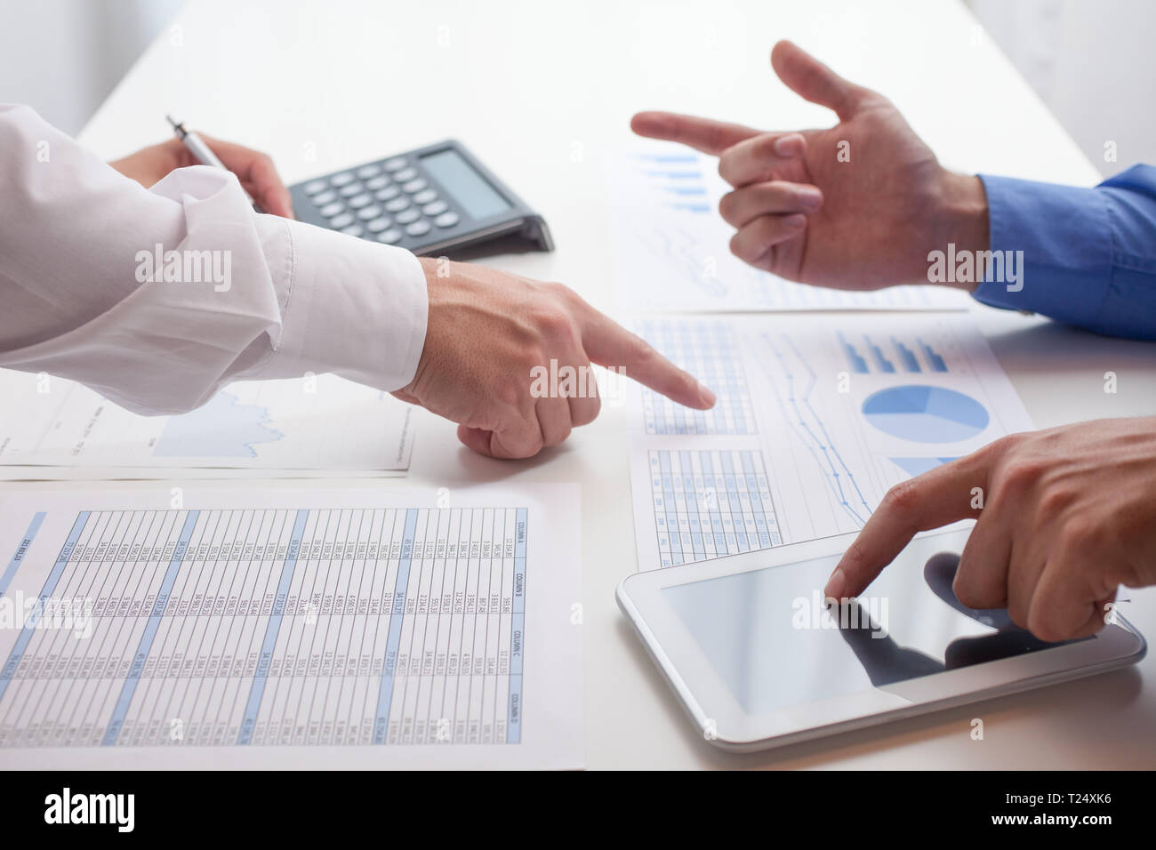 Accountants work hi-res stock photography and images - Alamy