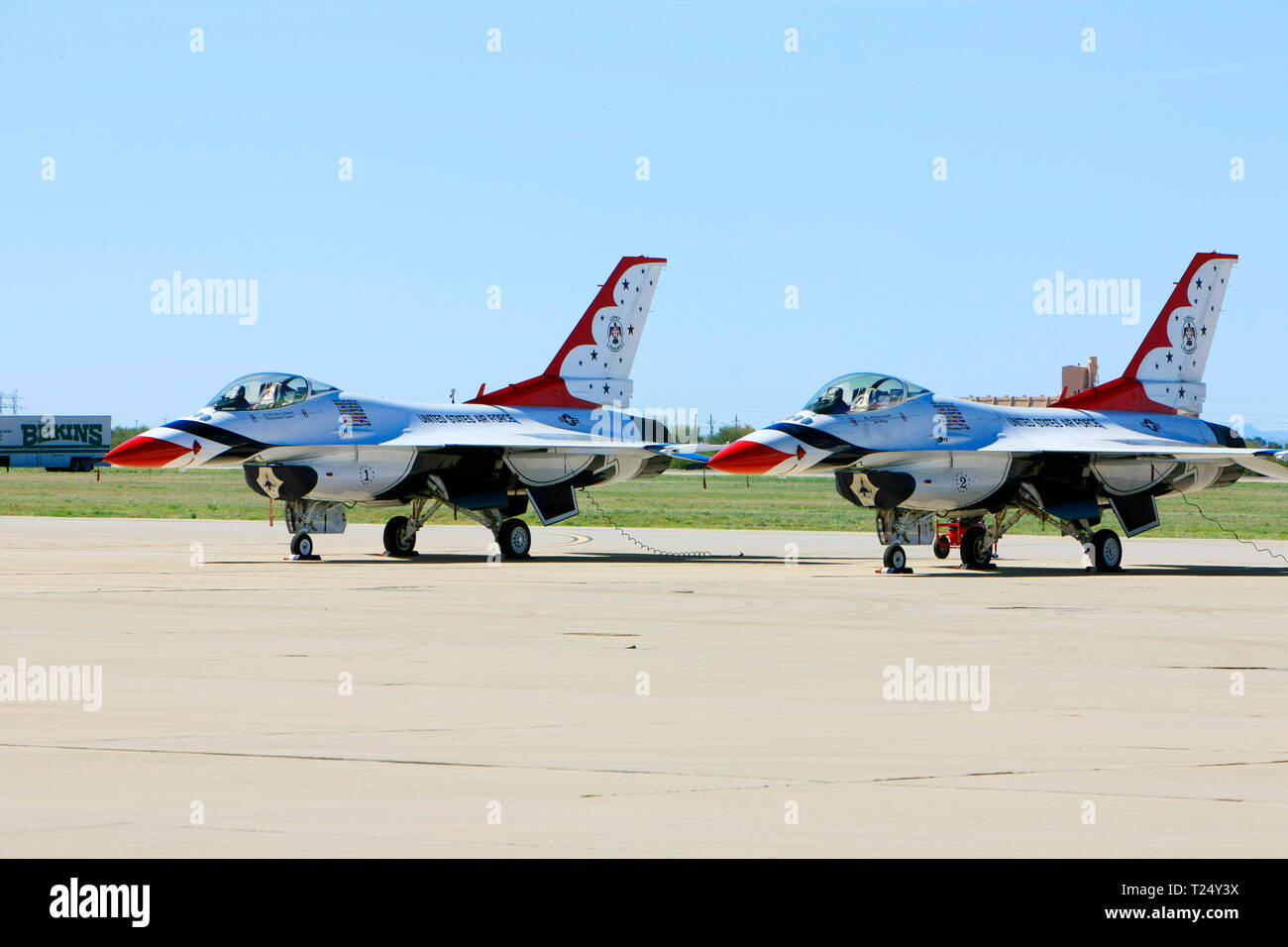 Usaf thunderbirds display team hi-res stock photography and images - Alamy