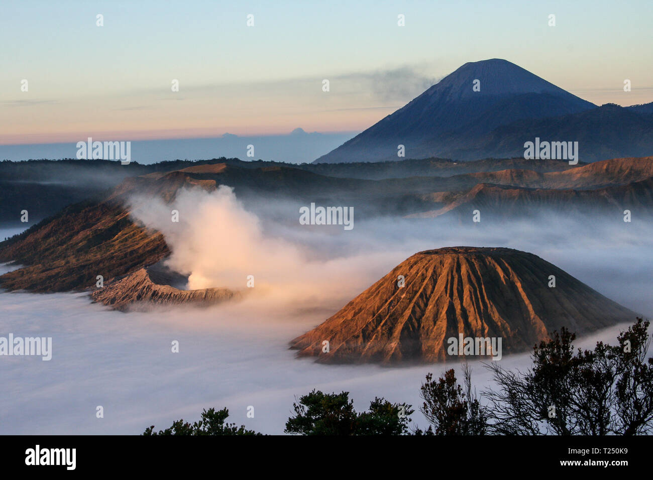 Volkano eruption hi-res stock photography and images - Alamy