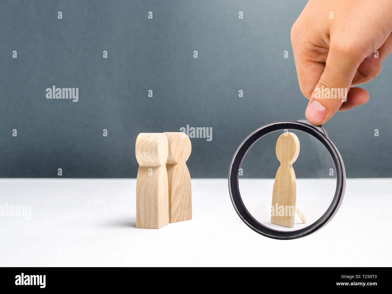 Magnifying glass shell hi-res stock photography and images - Alamy