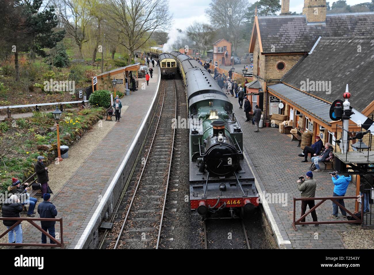 GWR Autotrain and pannier tank & GWR tank locomotive 4144 with GWR ...