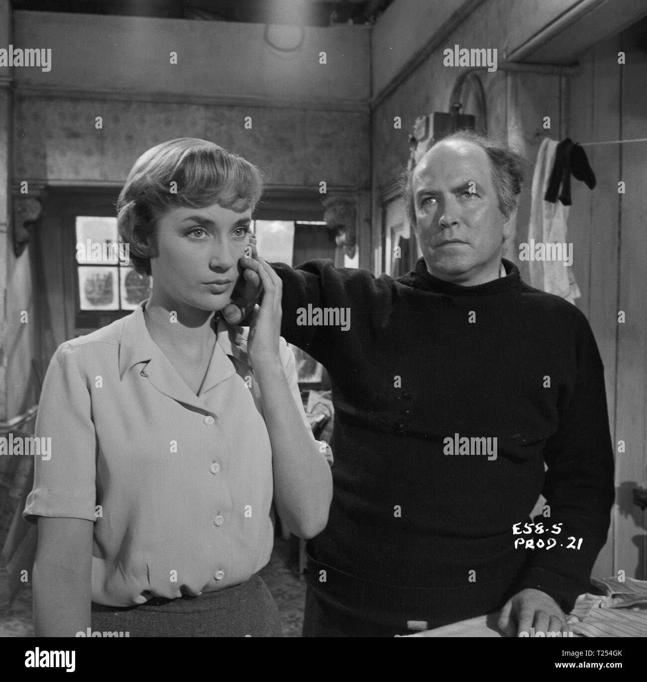 No Trees in the Street (1958) Liam Redmond, Sylvia Syms, Date: 1958 Stock Photo - Alamy