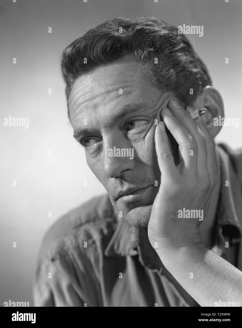 The Shiralee (1957) Peter Finch, Date: 1957 Stock Photo - Alamy