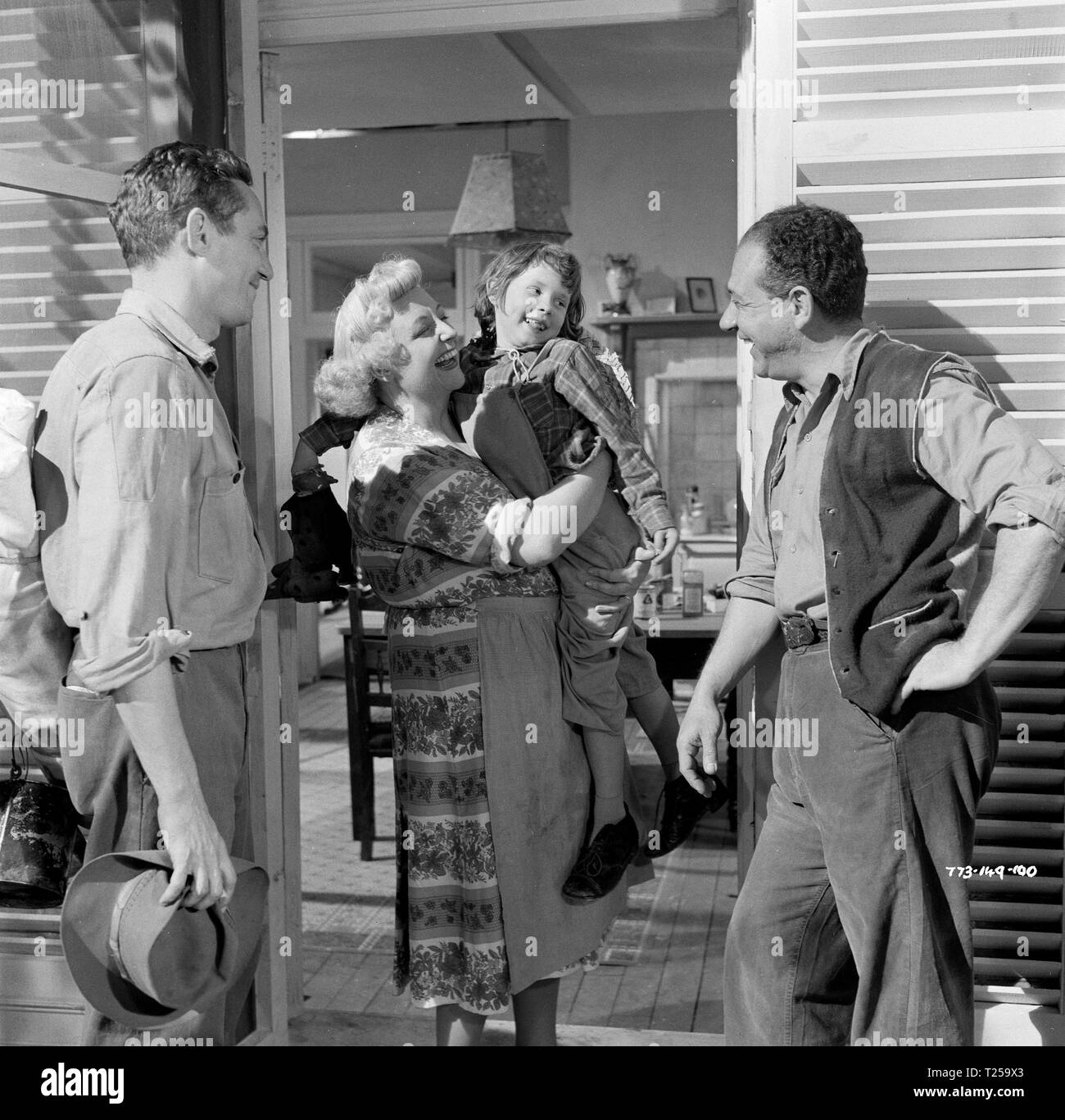 The Shiralee (1957) Peter Finch, Dana Wilson, Sidney James, Tessie O ...