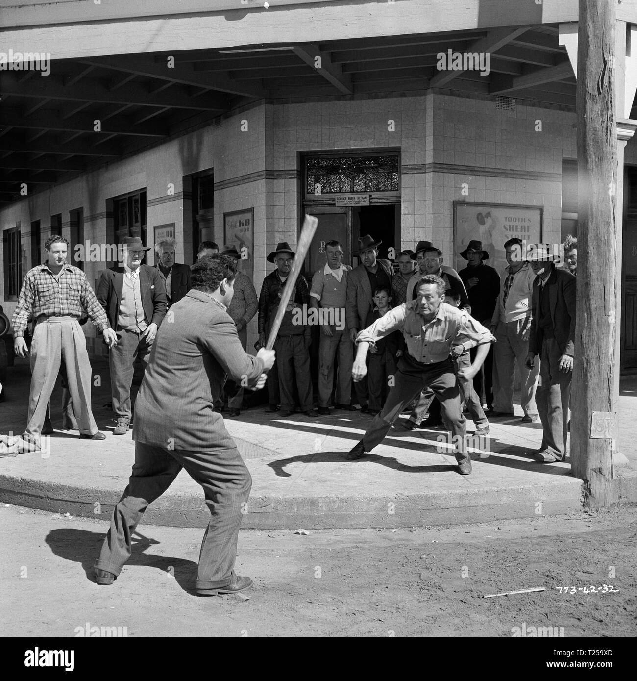 The Shiralee (1957) Lloyd Berrell, Peter Finch, Date: 1957 Stock Photo ...