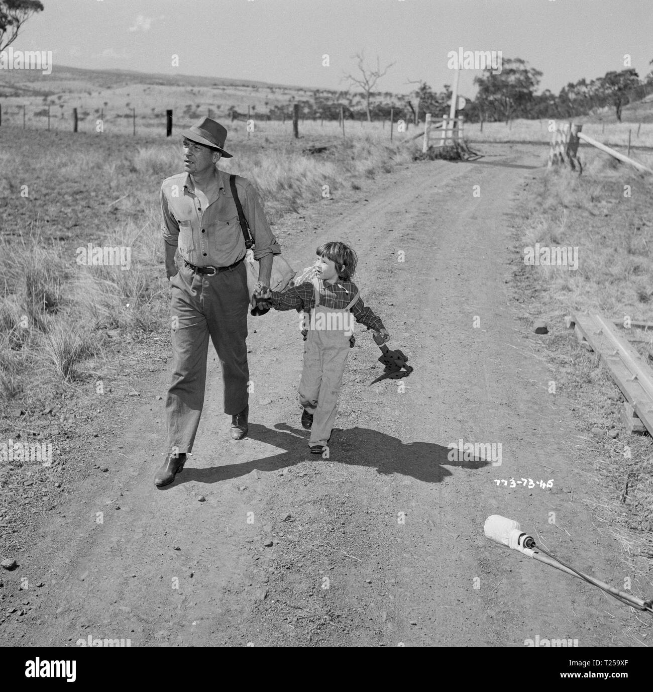 The Shiralee (1957) Peter Finch, Dana Wilson, Date: 1957 Stock Photo ...